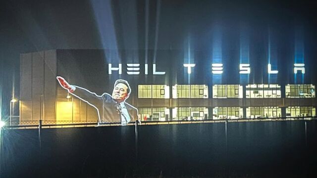 "Heil Tesla": Γερμανοί ακτιβιστές προέβαλαν τον "ναζιστικό χαιρετισμό ...