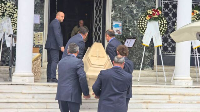 Βασίλης Καλογήρου: Σε κλίμα οδύνης τελέστηκε η κηδεία του - Τραγική ...