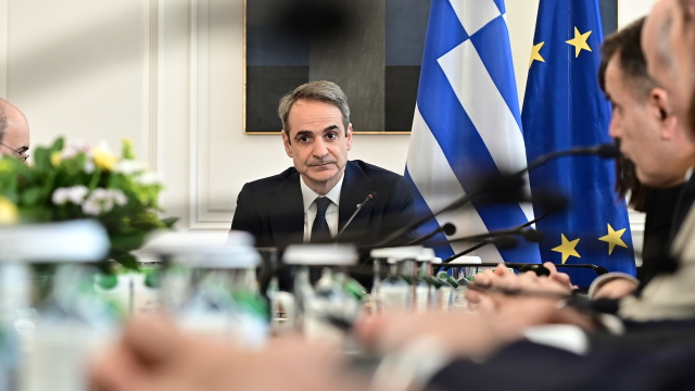 Μέγαρο Μαξίμου: H μεγάλη Παρασκευή του ανασχηματισμού - Πλάνο με δύο ...