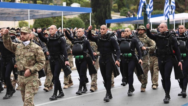 Παρέλαση 25ης Μαρτίου: Εντυπωσιακές εικόνες από τα τμήματα καταδρομέων ...