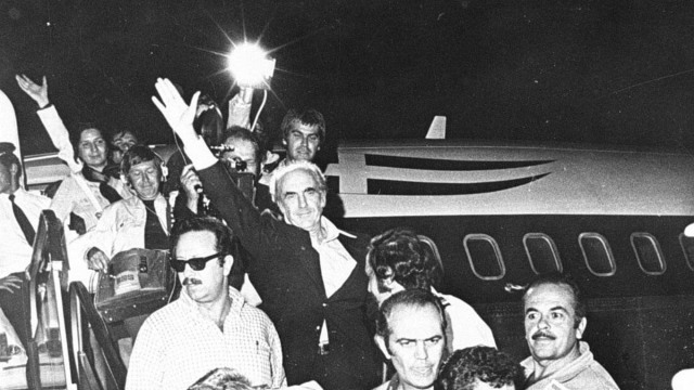 Ανδρέας Παπανδρέου: Η επιστροφή του από τον Καναδά μετά την πτώση της ...