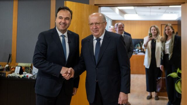 Παπαστεργίου: Συνάντηση με τον Επίτροπο Άμυνας και Διαστήματος Άντριους ...