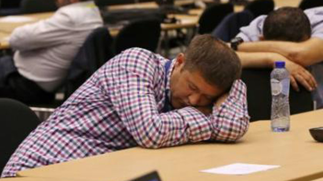 Εξαντλημένοι οι δημοσιογράφοι στις Βρυξέλλες: Κοιμούνται μέχρι και στο ...