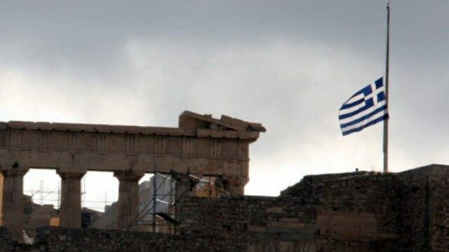 Συγκινητική εικόνα: Μεσίστια η ελληνική σημαία στην Ακρόπολη