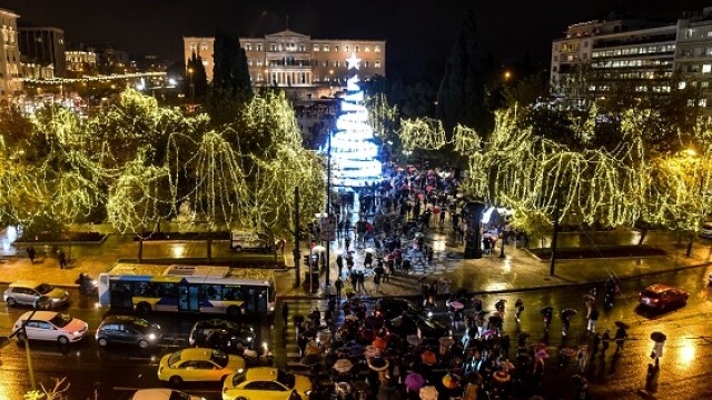 Χριστουγεννιάτικες εικόνες από την πλατεία Συντάγματος