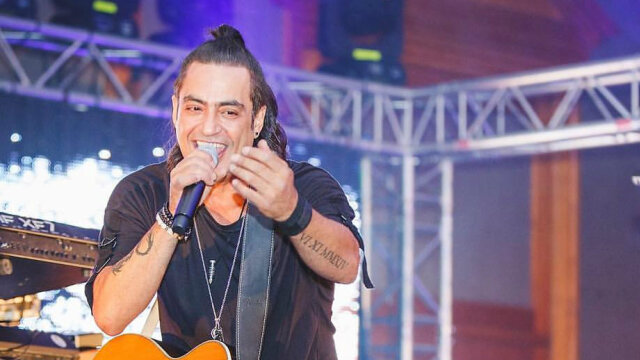 Διονύσης Σχοινάς: Ένα φιλί στον «μεγαλύτερο ερμηνευτή όλων των εποχών ...