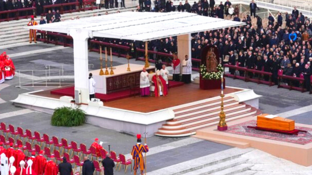 Βατικανό: Σε εξέλιξη η κηδεία του πάπα Βενέδικτου στην Πλατεία του ...
