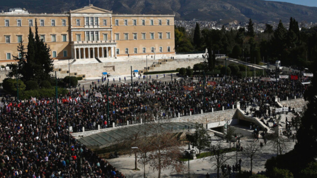 Τραγωδία στα Τέμπη: Χιλιάδες κόσμου διαδήλωσαν στην Αθήνα - Δείτε ...