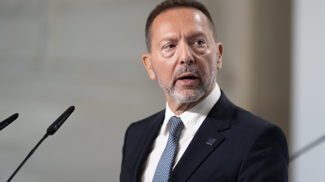 Γιάννης Στουρνάρας: "Πρέπει να αρχίσουμε να μειώνουμε τα επιτόκια ...