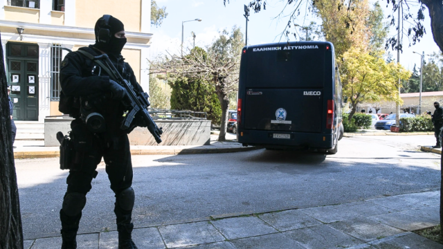 Δέκα συλλήψεις από την Αντιτρομοκρατική για εμπλοκή σε βομβιστικές ...