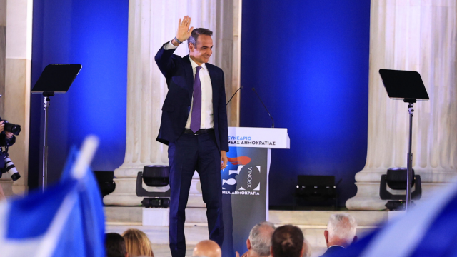 Μητσοτάκης: Σκύβουμε το κεφάλι όταν μια κοπέλα δολοφονείται έξω από ΑΤ ...
