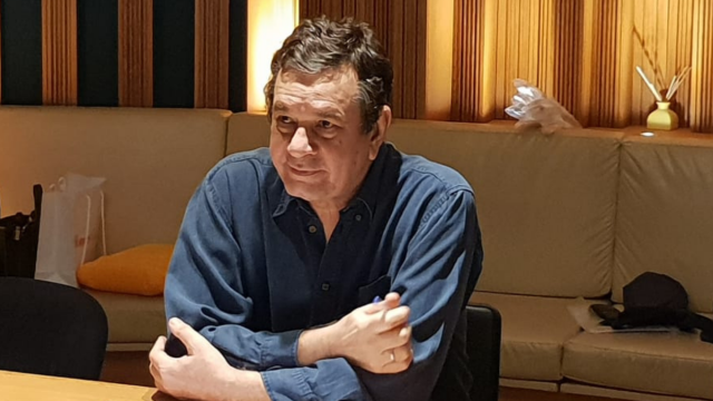 Σταμάτης Σπανουδάκης: Με σπασμένο ισχίο στη συναυλία του - Γλίστρησε ...