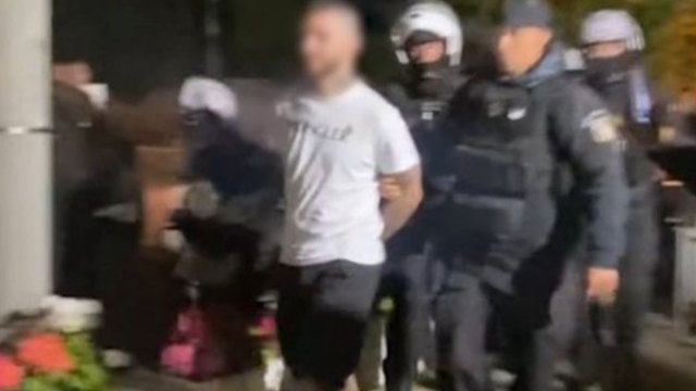 "Σόου" με χειροπέδες από τον τράπερ Kidd: Ο νεαρός μουσικός συνελήφθη ...