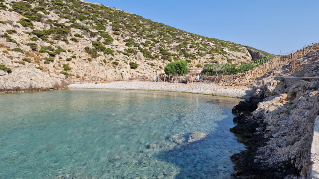 Κίναρος: Ποια είναι η μοναδική κάτοικος του νησιού, η κυρα-Ρηνιώ